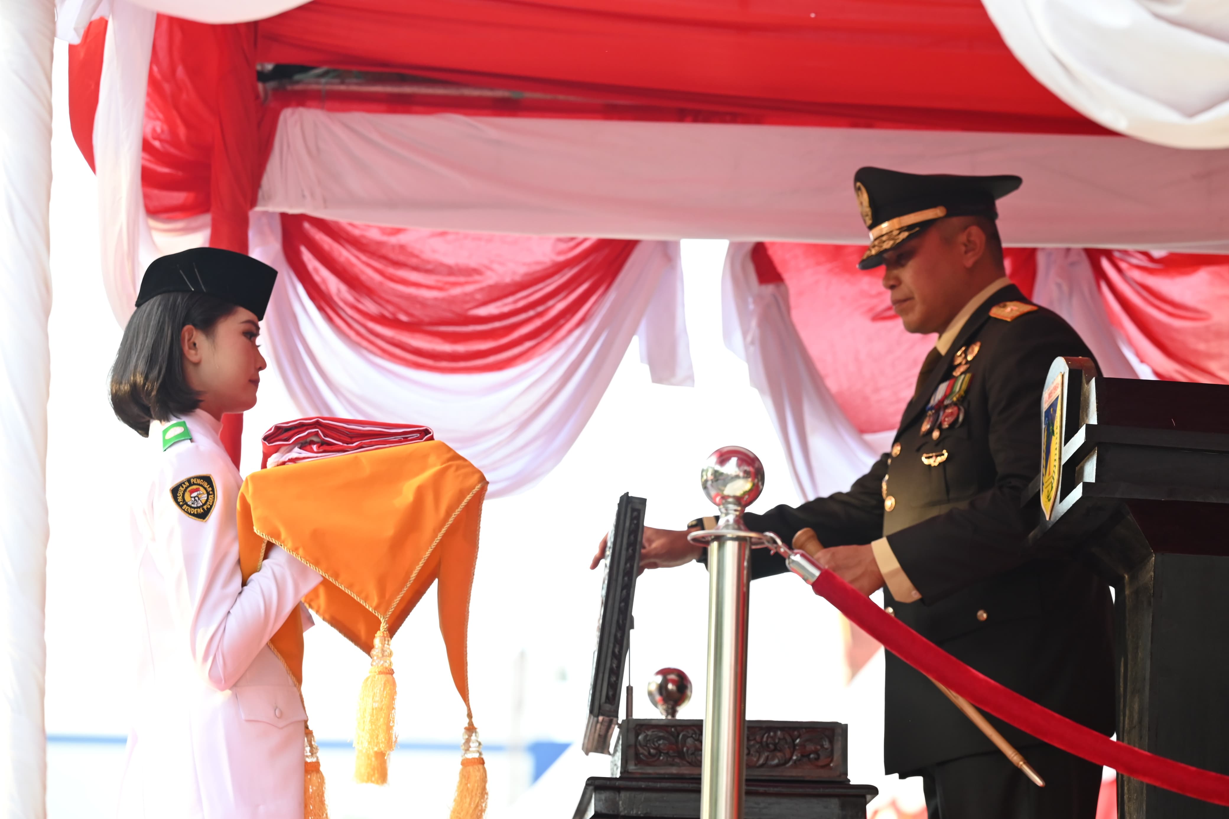 Pimpin Upacara Penurunan Bendera HUT RI ke-79 di Kantor Gubernur Sulteng, Ini Sambutan Danrem ...